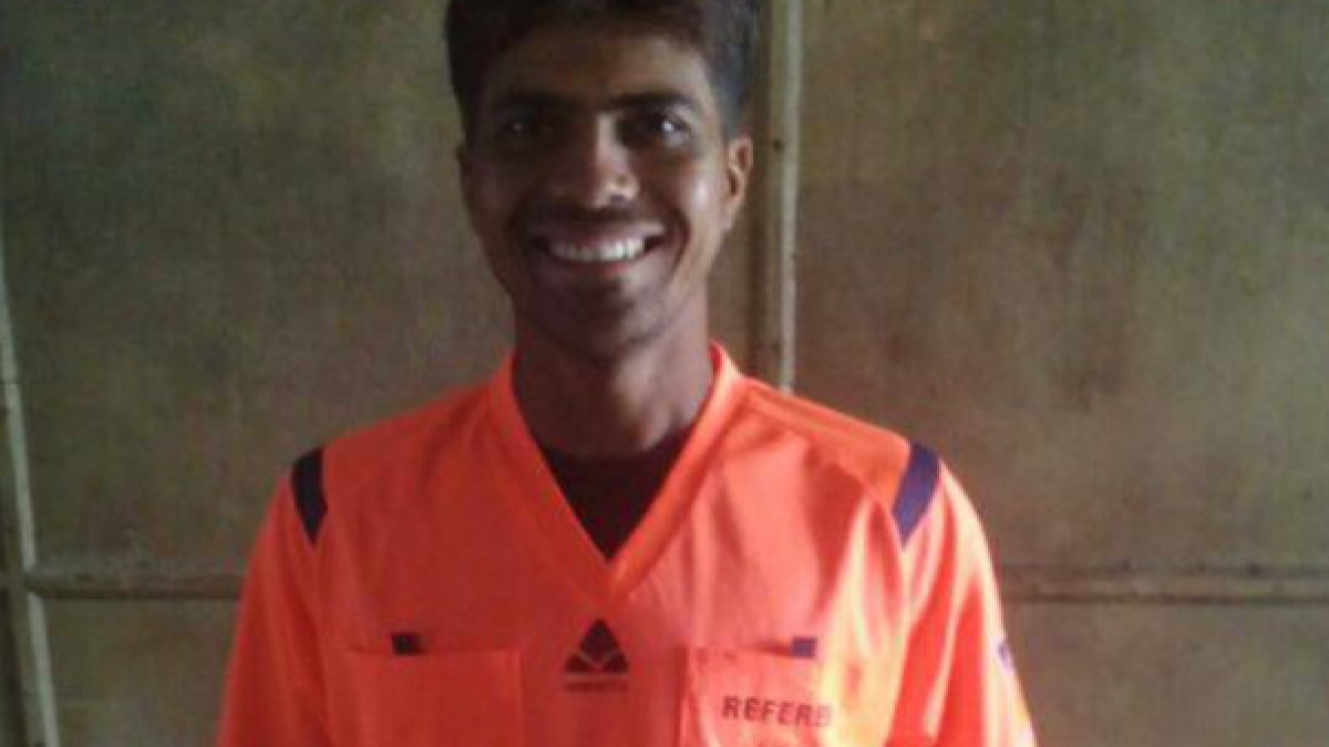 চোখে স্বপ্ন বিশ্বকাপ ফুটবলে রেফারি হওয়ার, তবু দারিদ্র চা বেচতে বাধ্য করে! | The struggles and ...