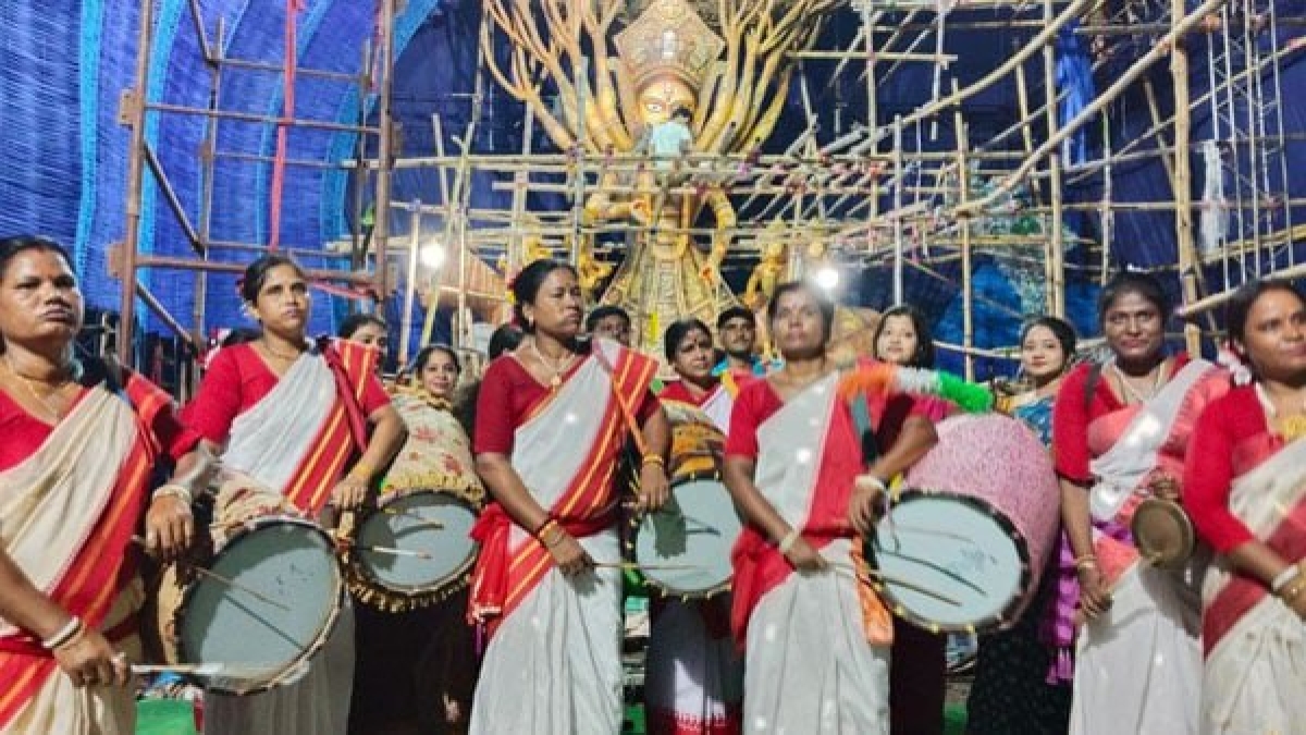 these women dhaki's gets first remunaration of durga puja by by mamata ...