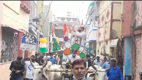 কসবায় গরুর গাড়ি চেপে ভোট প্রচার করলেন তৃণমূল প্রার্থী জাবেদ খান, West ...