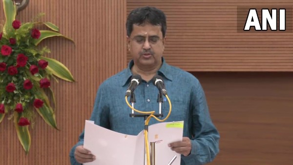 ত্রিপুরার মুখ্যমন্ত্রী পদে শপথ মানিক সাহার, অনুষ্ঠানে শেষে হাজির ...