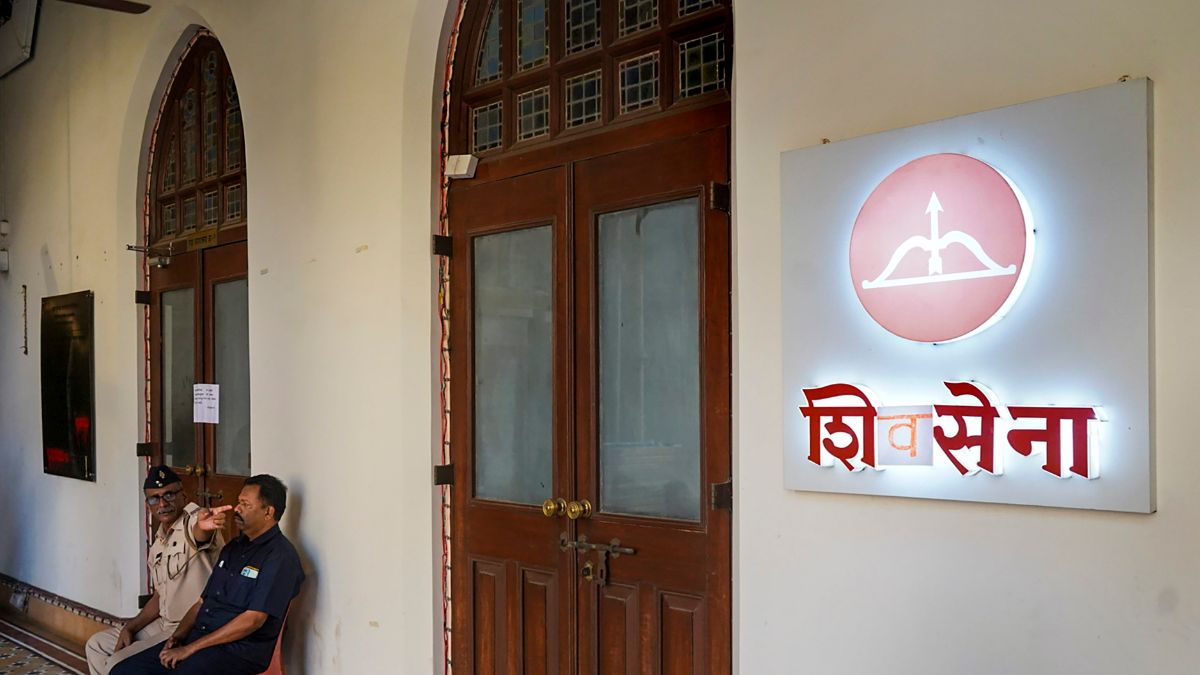 Shiv Sena Name Symbol Row: বড় ধাক্কা বালাসাহেব ঠাকরের পুত্র উদ্ধব ...