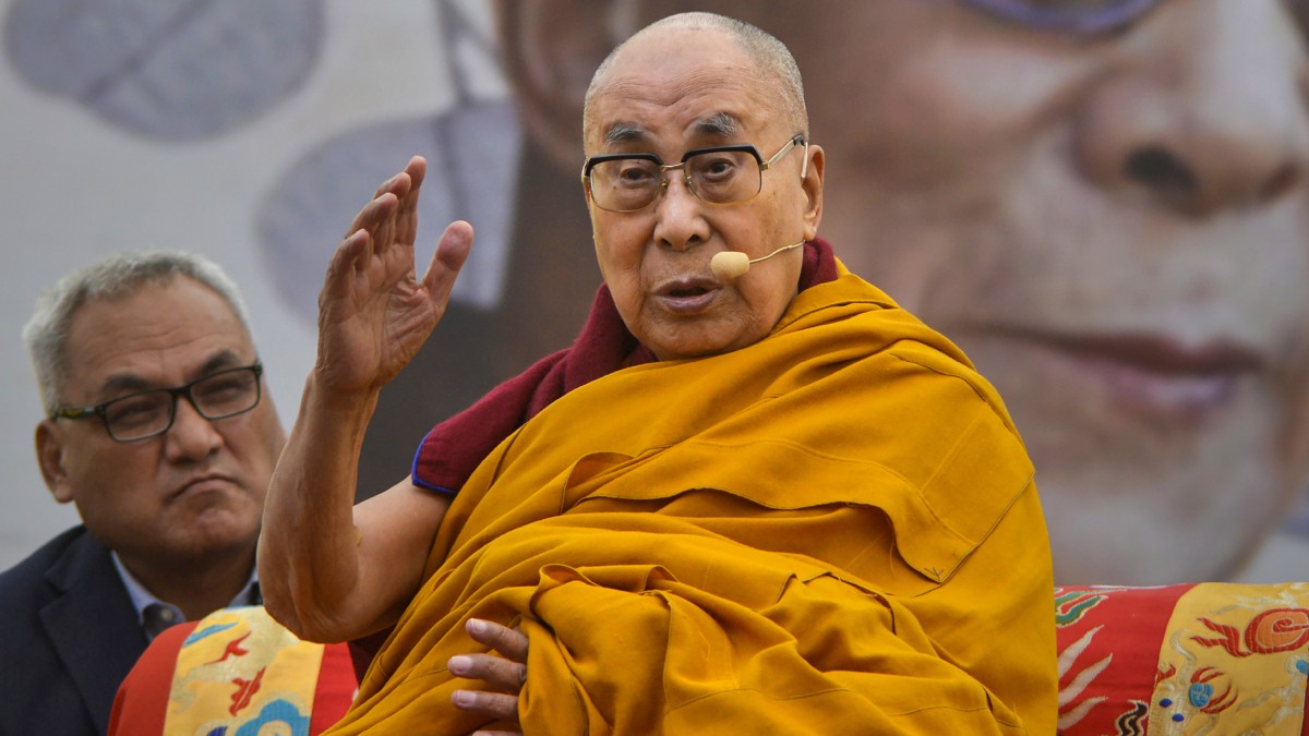 নাবালকের ঠোঁটে চুম্বন, ক্ষমা চেয়ে বিতর্কের অবসান ঘটালেন দলাই লামা ...