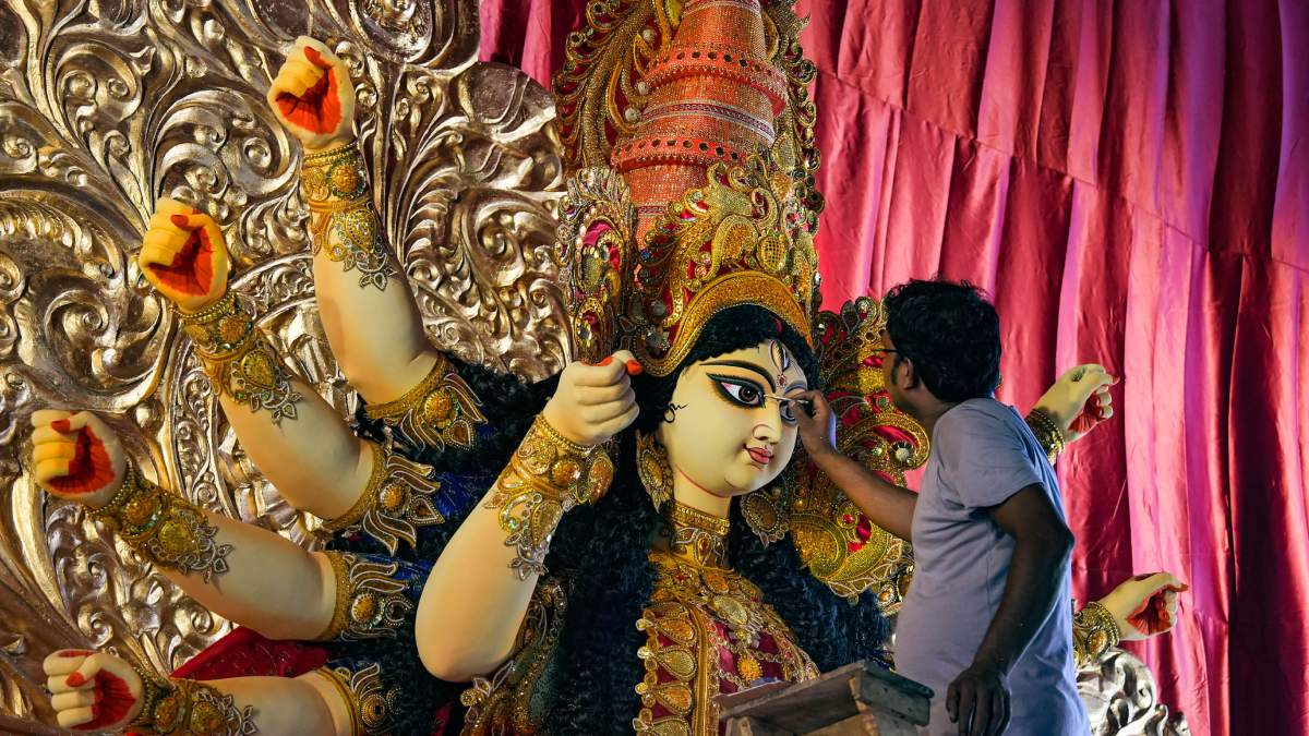 Bonedi Barir Durga Puja: এখানে শুধু দেবীর মস্তক পুজো হয়, দেখে আসুন ...