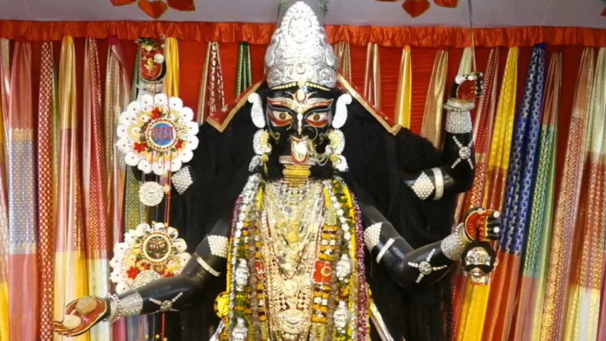 Naihati Baroma Kali Puja 2023: ফুলের গয়নায় সাজেন নৈহাটির বড়মা, কবে ...