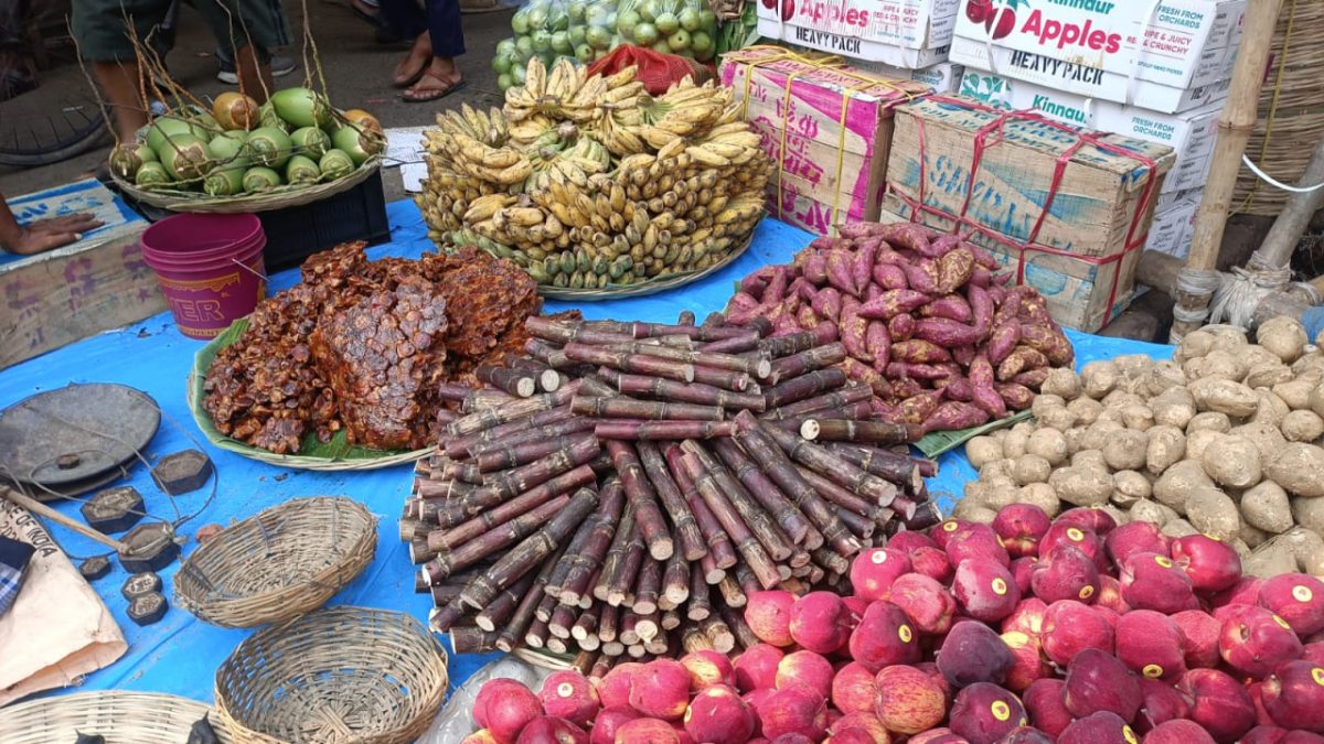 কালীপুজোয় ফল-সবজির বাজার আগুন, মাথায় হাত আমজনতার | Kali Puja, Diwali ...